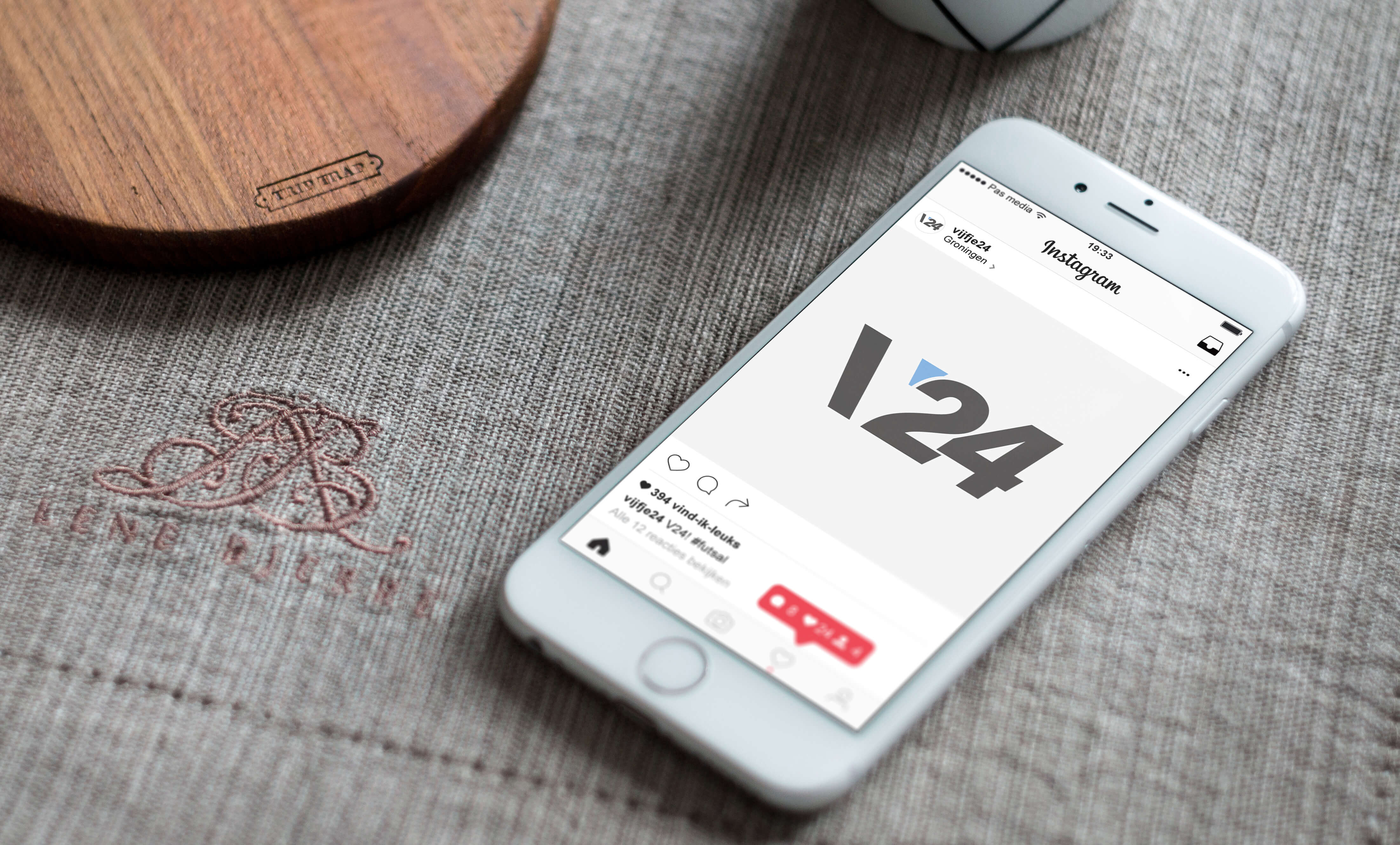 Huisstijl, Instagram en merchandise voor V24 | Pas media